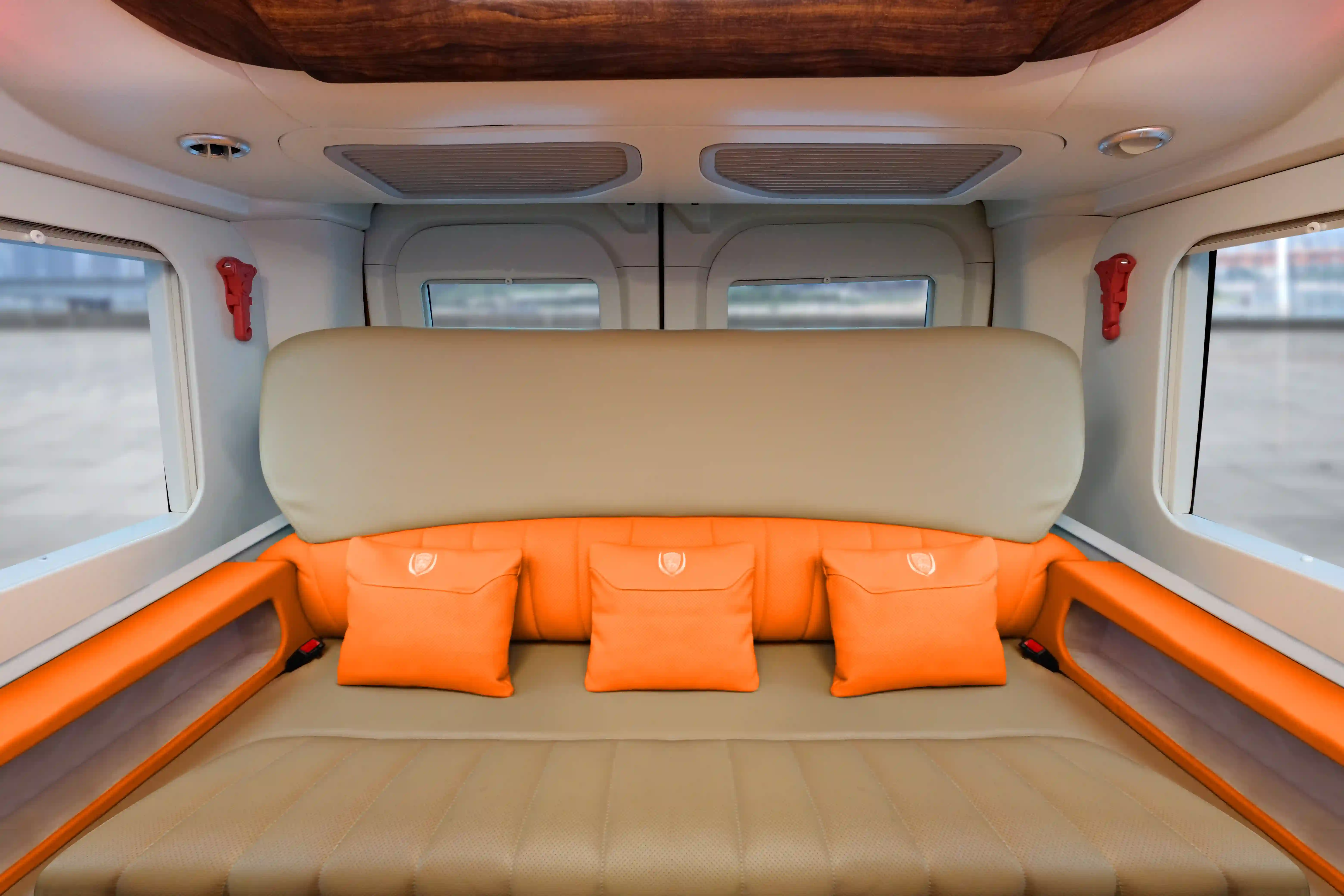 DCar Vip Lounge - Ford Transit